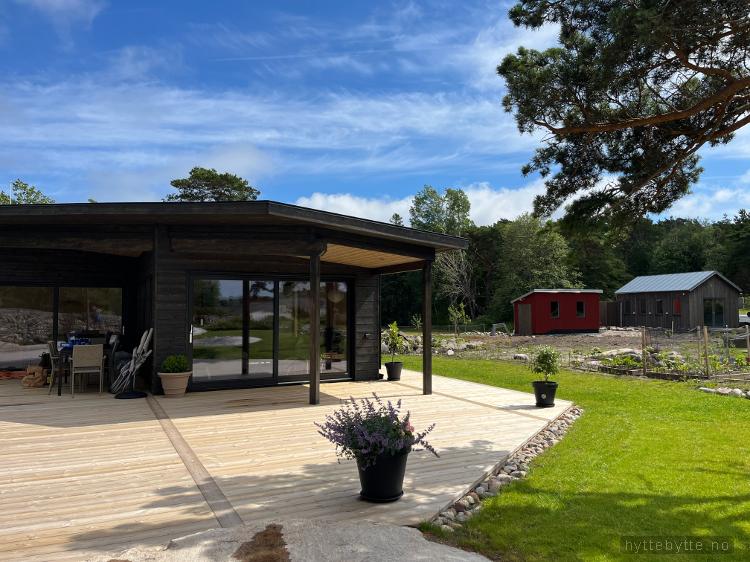 Ny funkis hytte m/stor terrasse ved sjøen på Resö | Hyttebytte.no